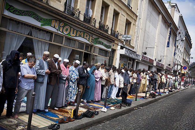 muslims-in-paris-sidewalk-20120712