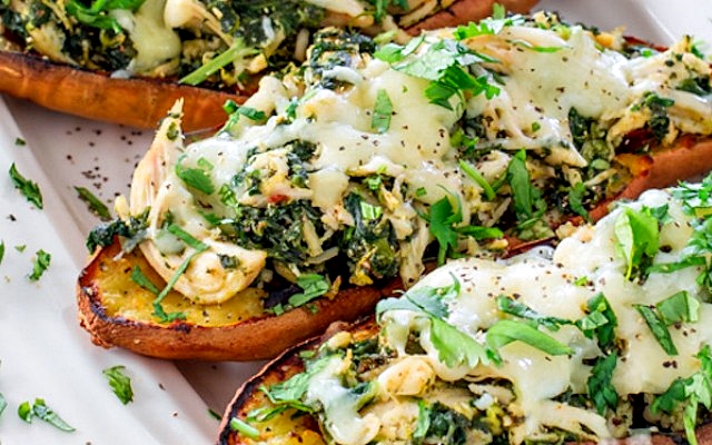 Papas rellenas de pollo y verduras